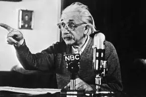 Einstein declara a súa oposición á bomba H e á carreira armamentística entre os EE. UU. e a URSS o 14 de febreiro de 1950, durante unha emisión televisiva que provocou un gran revuelo nos Estados Unidos e en todo o mundo occidental.