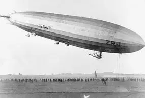 I-USS Shenandoah yabona i-derigible njengendlela enengqiqo yokuqwalasela kwakhona.