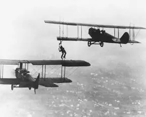 El primer avituallament de combustible a l'aire del món.