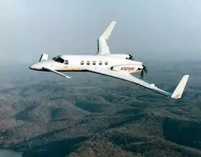 Beech Starship 于 1986 年 2 月 15 日首飞，这是通用航空史上的一个重要里程碑。