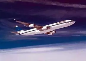 „Airbus“ metė pirštinę „Boeing“ 747 ir 777 orlaiviams savo A340 serijos orlaiviais, kurie pirmąjį skrydį atliko 1991 m. spalio 25 d. Vėlesni A340 modeliai gali skraidinti iki 380 keleivių 7500 jūrmylių atstumu.