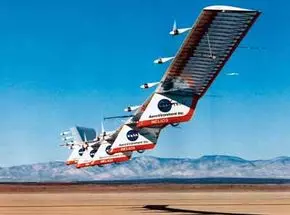 Слънчевото електрическо летящо крило на НАСА на голяма надморска височина, Хелиос, каца във военновъздушната база Едуардс, Калифорния, след тестов полет. Самолетът с размах на крилата от 247 фута и тегло 1640 паунда е проектиран да лети на големи височини (100 000 фута) за продължителни периоди.