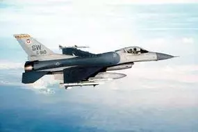 Lockheed Martin F-16CJ ya 79-emîn Squadron Fighter, 20th Fighter Wing, ji bo piştgirîkirina Operasyona Noble Eagle li Patrola Esmanî ya Combat tê dîtin.