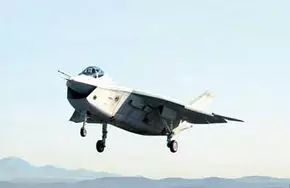 De Boeing Company verliest niet veel wedstrijden, maar zijn mededinger voor de Joint Strike Fighter, hier getoond op zijn eerste vlucht op 18 september 2000, werd nipt verslagen door de inzending van Lockheed Martin.