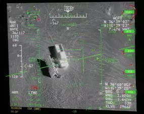 Salila misi latihan di Creech Air Force Base, tampilan pilot di stasiun kontrol taneuh nembongkeun treuk tina pintonan kaméra dina MQ-9 Reaper.