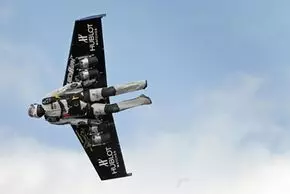 Švicarski profesionalni pilot Yves Rossy, poznatiji kao FusionMan, prvi čovjek na svijetu koji je letio s ugrađenim krilima na mlazno gorivo pričvršćenim za leđa, leti tijekom svoje prve službene demonstracije 14. svibnja 2008. iznad Bexa u Švicarskoj.
