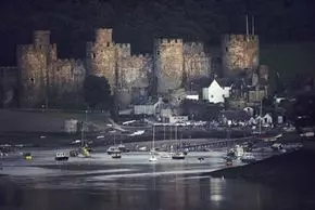 L'immense château de Conway à huit tours et sa ville de garnison fortifiée, cette dernière dont John Williams, âgé de sept ans, s'attendait à sauter et à voler.