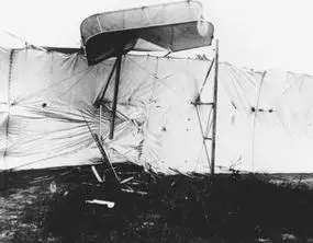 O Lieutenant Thomas Selfridge na maliu ma Orville Wright na manuʻa tigaina i se faʻalavelave a le Wright Flyer.