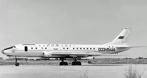 Sobietar Batasunak harrapatutako B-29etatik eratorritako teknologia erabili zuen bere lehen bidaiari-ontzia diseinatzeko, Tupolev Tu-104.
