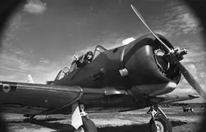 Foto taun 1945 saka pesawat tempur loro penumpang AT-6, sing pisanan diterbangake menyang angin topan. Waca liyane gambar pesawat.