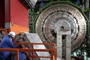 សាងសង់ កប៉ាល់ Hadron Collider ធំ