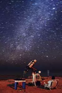 Deze astrofotograaf ontspant op een strand in Florida terwijl zijn computergestuurde telescoop de Orionnevel registreert.