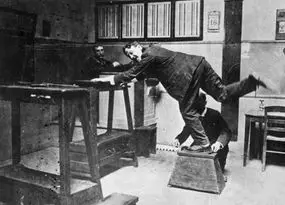 En tidlig metode for å måle føttene til kriminelle, som var en del av Bertillon-metoden som ble brukt av politistyrken i Paris.