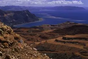 魅力的なように見えますが、南太平洋のニューカレドニアにあるこの廃鉱山は、あなたの健康に害を及ぼす可能性があります。