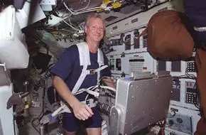 O astronauta Steven A. Hawley, especialista em missão, corre em uma esteira no meio do convés do ônibus espacial Columbia. O exercício ajudou a avaliar o Treadmill Vibration Isolation System (TVS) para a Estação Espacial Internacional (ISS).