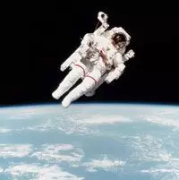 Astronaut Bruce McCandless II oo isticmaalaya unug maneuvering (MMU) oo ka baxsan tartame Space Shuttle. Tani waxay ahayd socod-mareenkii ugu horreeyay ee aan la xidhin taariikhda.