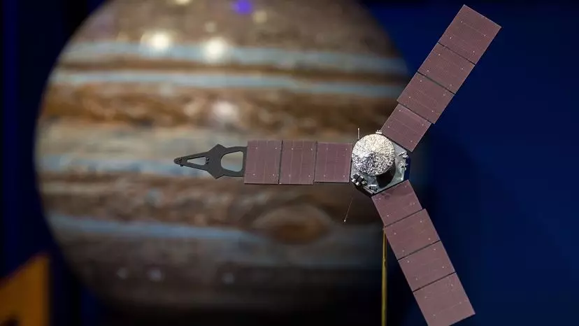 Model pesawat ruang angkasa Juno