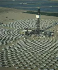 Una torre solar rodeada de helióstatos