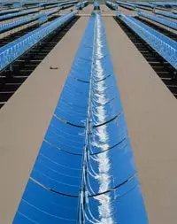 پیرابولک گرتیں موجاوی صحرا، کیلیفورنیا میں شمسی توانائی کے پلانٹ کے لیے گرمی جمع کرتی ہیں۔
