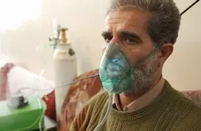 Korban senjata kimia Iran sing kena gas mustar Irak nalika perang Iran-Irak, ambegan liwat respirator. Puluhan ewu wong Iran kena serangan gas Irak.