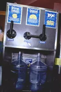 در برخی از فروشگاههای خردهفروشی، میتوانید کوزههای آب تصفیهشده با اسمز معکوس را از دستگاههای فروش خودکار خریداری کنید.