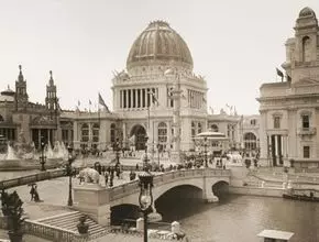 Lub Tsev Haujlwm Saib Xyuas Kev Ua Haujlwm ntawm 1893 Ntiaj Teb Columbian Exposition hauv Chicago, qhov twg Daniel Hudson Burnham Lub Nroog Zoo nkauj tau ua nws thawj zaug.