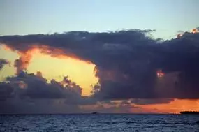 Makore eCumulonimbus, seaya ari pamusoro pemvura yeFrench Polynesian, anogona kureva kuti kunaya kuri munzira.