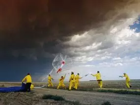 Anggota S.T.E.P.S. (Studi Elektrifikasi dan Presipitasi Badai Petir yang Parah) meluncurkan balon cuaca ke dalam badai petir supercell.