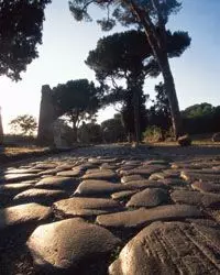 No els construeixen com abans. Les antigues vies romanes com la Via Appia van ser fetes per durar.