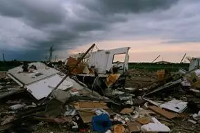 Торнадо F4 может мгновенно превратить дом в руины.