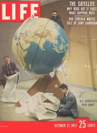 LIFE ամսագրի 1957 թվականի հոկտեմբերի 21-ի շապիկին պատկերված են Սմիթսոնյան աստղադիտարանի գիտնականները, ովքեր աշխատում են M.I.T. Քեմբրիջում՝ փորձելով հաշվարկել Sputnik-ի ուղեծիրը։
