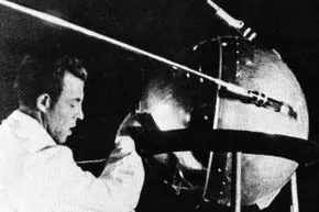Расійскі спадарожнік Sputnik I дапрацоўваецца перад запускам восенню 1957 года.