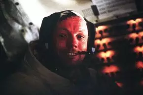 Dette er Armstrong, tilbake inne i månemodulen, ved avslutningen av Apollo 11-månevandringen. Eller ranet han bare etter kameraet på et lydbilde et sted?