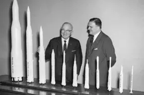 Foron Harry S. Truman e o director da NASA James Webb parte dunha axencia gobernamental secreta chamada Majestic-12?