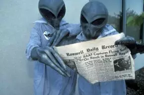 O goberno dos Estados Unidos escondeu evidencias dunha nave alieníxena estrelada en Roswell, N.M.?