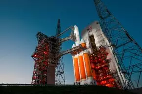 Un foguete Delta IV-Heavy de 24 pisos está preparado para o lanzamento no Complexo 37B de Cabo Cañaveral en xullo de 2012. A carga útil? Un satélite espía clasificado para a Oficina Nacional de Recoñecemento chamado NROL-15.