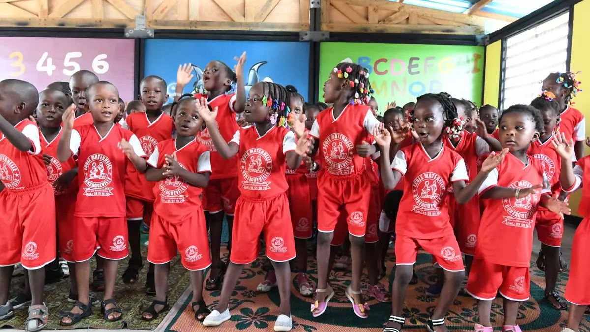 "As mulleres loitadoras" de África recollen plástico para construír escolas