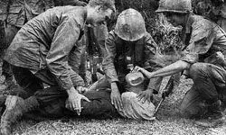 Вьетнам, 1968-жыл: АКШ жоокери сууга түшүүчү техниканын жардамы менен душмандын шектүүсүнө суроо берип жатат.