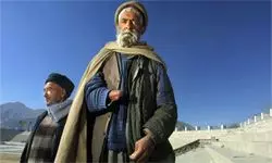 Абдул Жалил (алдынкы катарда) Гази стадионунун ичинде, 2002-жылдын 26-январында, Кабулда, Афганистанда. Талибандар аны ууру деп айыптап, жаза катары кесип салганда Жалил колунан ажырап калган.