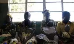 Руандалык аялдар 2005-жылы Кибуйедеги клиникада дарыланууну күтүп жатышат. 1990-жылдардын башында Руандадагы геноцид учурунда 25 000дей аял зордуктоо аркылуу кыйноого алынган.