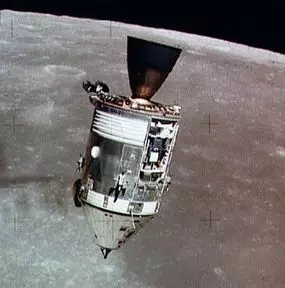 Ib daim duab ntawm Apollo 15 CSM coj los ntawm lub hli lunar module.
