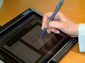 Ky tablet PC ka një sistem verifikimi të nënshkrimit.