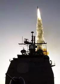 Aegis sınıfı Donanma kruvazörü U.S.S. Erie Gölü testi, Aralık 2003'te Hawaii kıyılarında bir SM-3 füzesi ateşler.