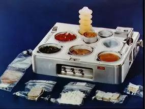 תוכנית Skylab של שנות ה-70 השתמשה במגשים כמו זה כדי לשמור על האוכל במקום.