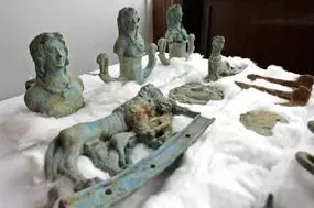 La policía macedonia recuperó estas esculturas de la Edad del Bronce de contrabandistas de artefactos. Las autoridades creen que Macedonia ha perdido más de un millón de artefactos arqueológicos en los mercados negros de Europa desde 1991.
