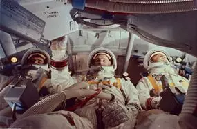 Virgil Grissom, Edward White thiab Roger Chaffee raug tua thaum lub sijhawm sim ua ntej rau kev rho tawm Apollo 1 tub txib ntawm Cape Kennedy, Fla.