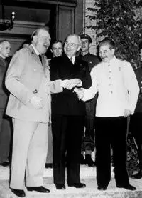 Dari kiri, Winston Churchill, Harry S. Truman dan Joseph Stalin berjabat tangan di Potsdam pada Ogos 1945, sebelum keadaan menjadi sangat janggal.