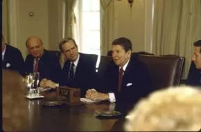 Prezidanto Ronald Reagan kaj SDI-subtenantoj diskutas la