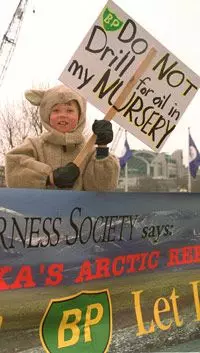 Protester som denne over foreslåede arktiske olieboringer i 2000 kan have ringe, hvis nogen, indvirkning på oliekrisen.