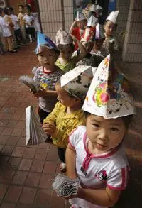 Panašu, kad sumišimas ir polinkis raudonuoti atsiranda maždaug darželiniame amžiuje – kaip atranda šie vaikai Nankine, Kinijoje – tuo metu, kai pradedame suvokti kitų jausmus ir mintis.